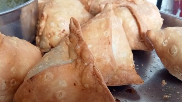 This UP Shop Sells Muzaffarnagar’s Biggest Samosa for Rs 25 and You ...