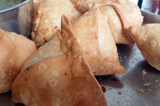 This UP Shop Sells Muzaffarnagar’s Largest Samosa for Rs 25 and You ...