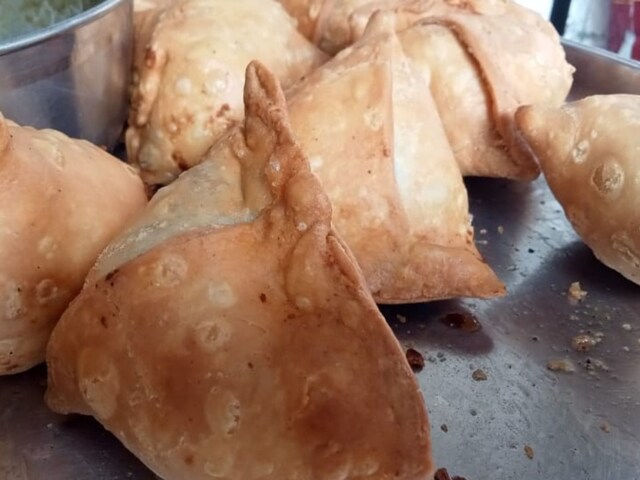 This UP Shop Sells Muzaffarnagar’s Biggest Samosa for Rs 25 and You ...