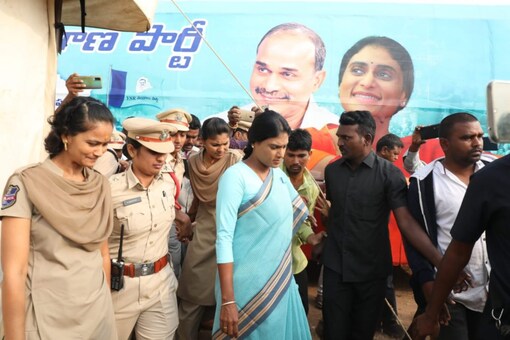 YSRTP Chief Sharmila Detained by Police Over 'Inappropriate Remarks' Against Telangana MLA ...