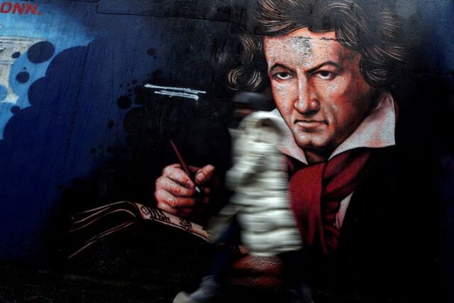 Locks of Hair Compose a Symphony of Genetic Information on Beethoven ...
