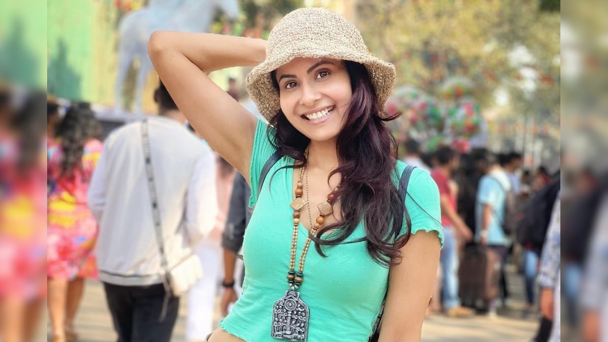 Chhavi Mittal Kisses Her Kids In Latest Pics, Slams Trolls For Calling ...