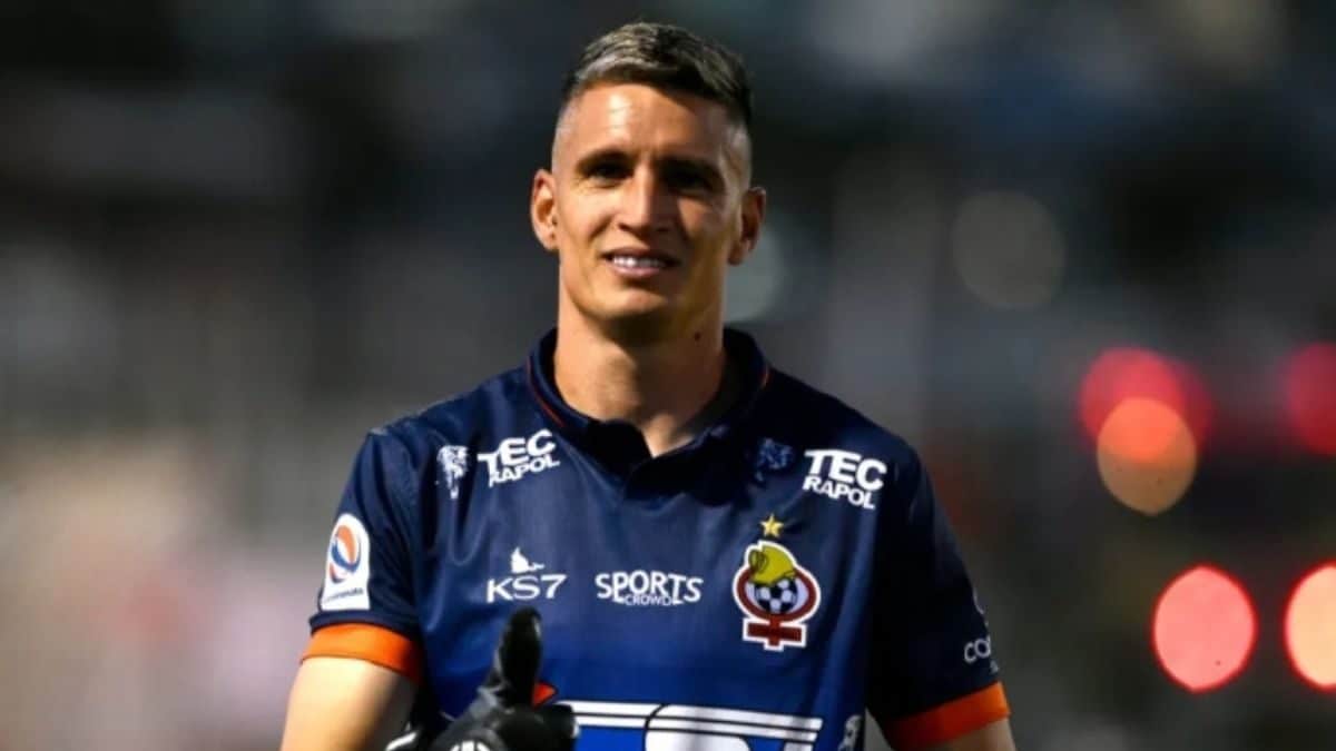 WATCH: CD Cobresal Goalie Leandro Requena Scores 101m Goal Against Colo ...