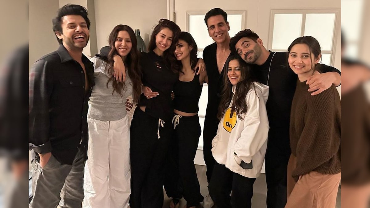 Disha Patani, Akshay Kumar Pose Together in Viral Photo; Fans Ask ...