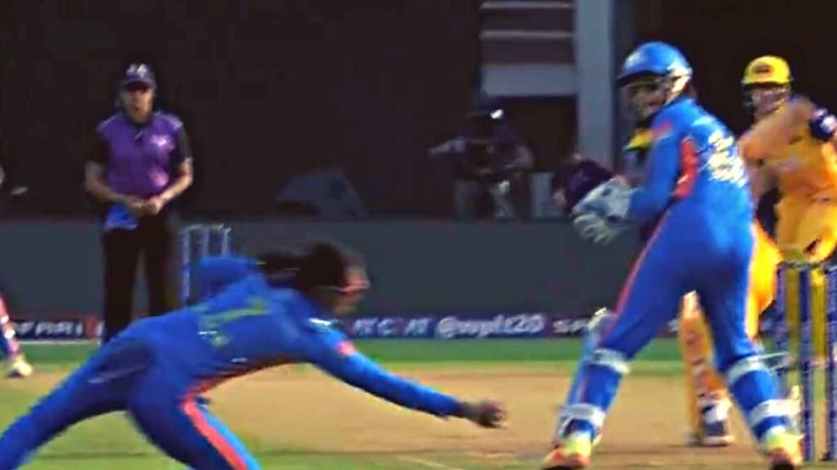 MI vs UPW, WPL 2023: Harmanpreet Kaur Pulls Off a One-handed Stunner to Dismiss Devika Vaidya ...