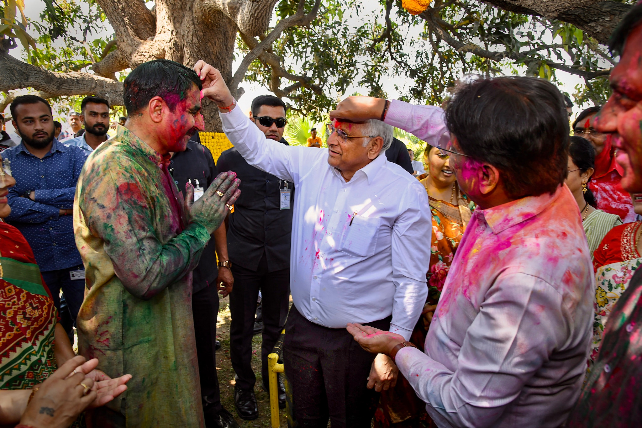In Pics | Politicians Lead Holi 2023 Celebrations Across India - News18