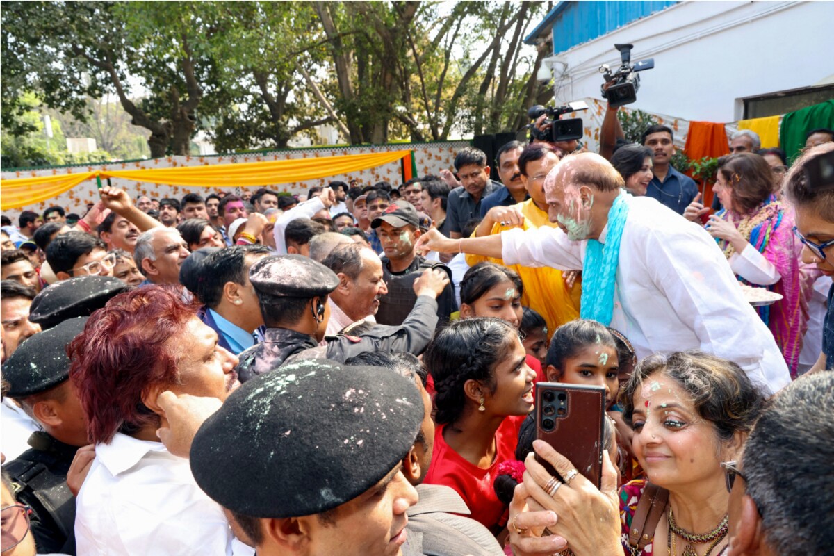 In Pics | Politicians Lead Holi 2023 Celebrations Across India - News18