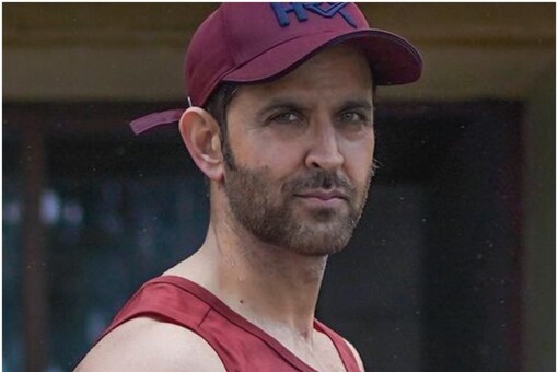Hrithik Roshan Announces Schedule Wrap of Fighter with Entire Crew on a ...