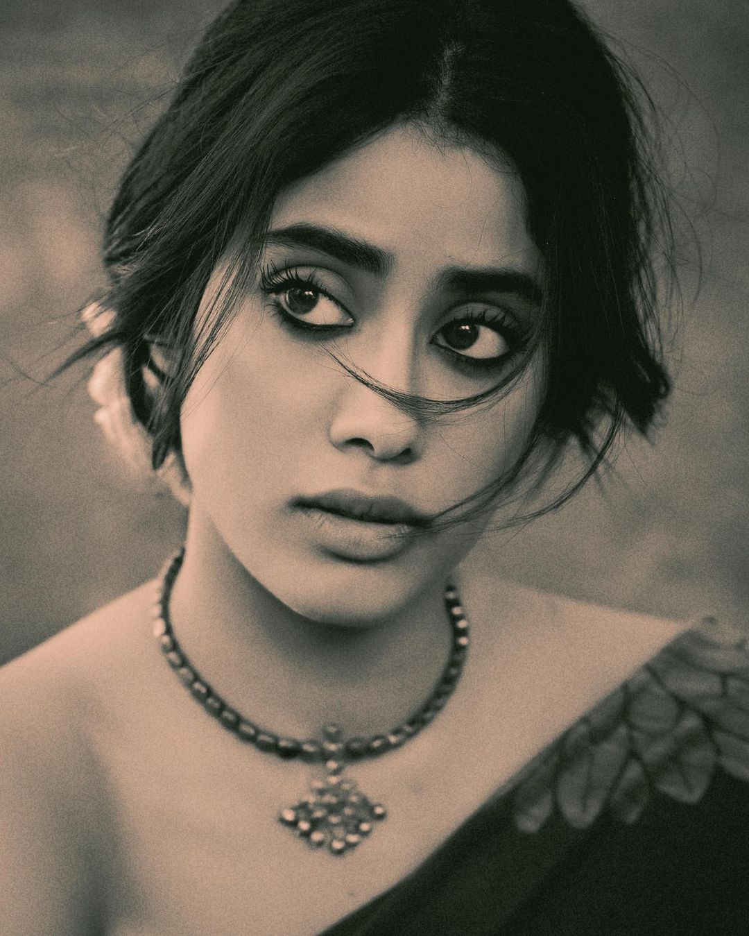 Janhvi Kapoor Sets Hearts Racing With Vintage-style Photoshoot In Saree ...
