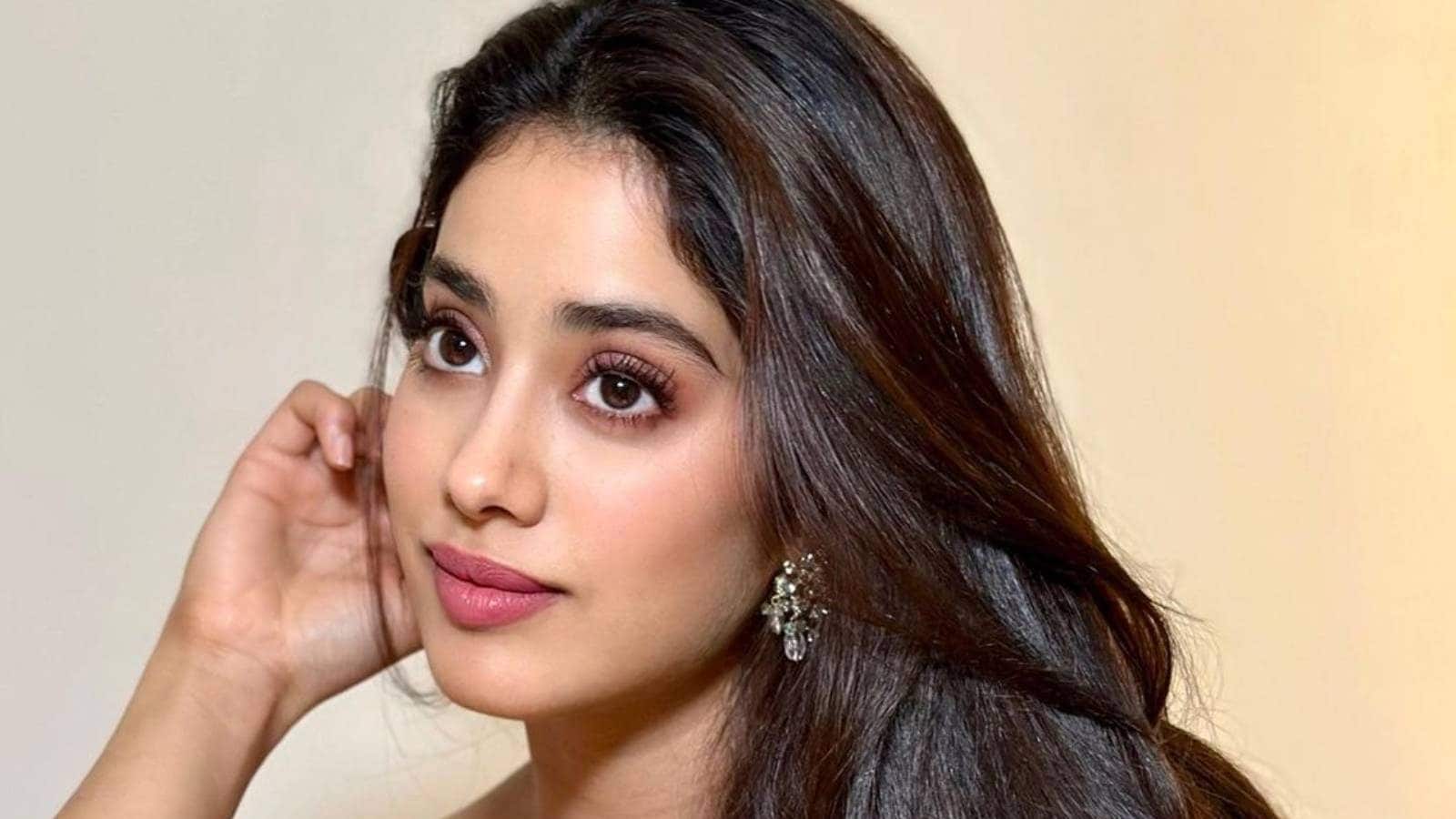 Janhvi Kapoor Turns Heads In Pastel Pink Saree With Stylish Blouse ...