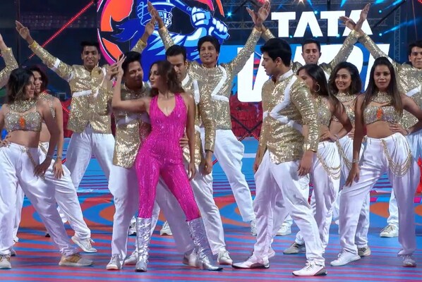 WPL 2023 Opening Ceremony Highlights: Captains Unveil Trophy After AP Dhillon, Kiara, & Kriti ...