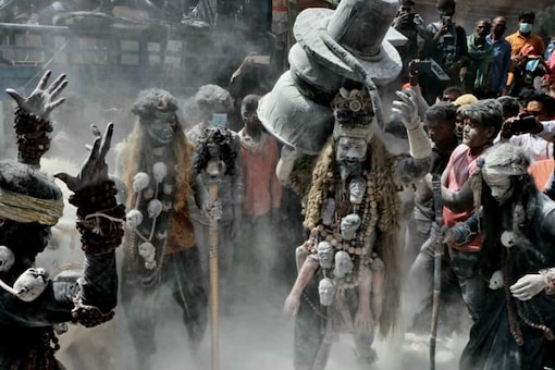 Masan Holi 2023: How 50,000 'Holi Ghosts' Celebrate Lord Shiva at Kashi ...