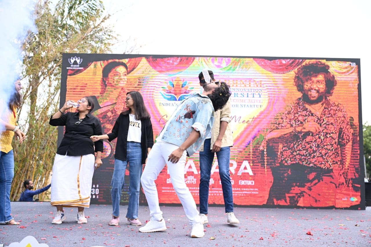 Dasara Star Nani Gets a Grand Welcome In Ahmedabad; Meets Fans and ...