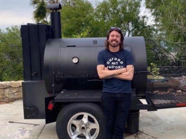 A True Rockstar: Dave Grohl Barbecues For 24 Hours To Feed 500 People ...