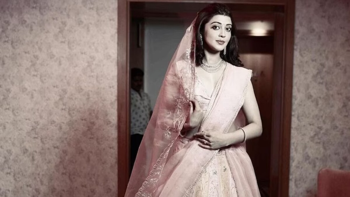 Pranitha Subhash Exudes Vintage Vibes In Her Traditional Ensemble ...