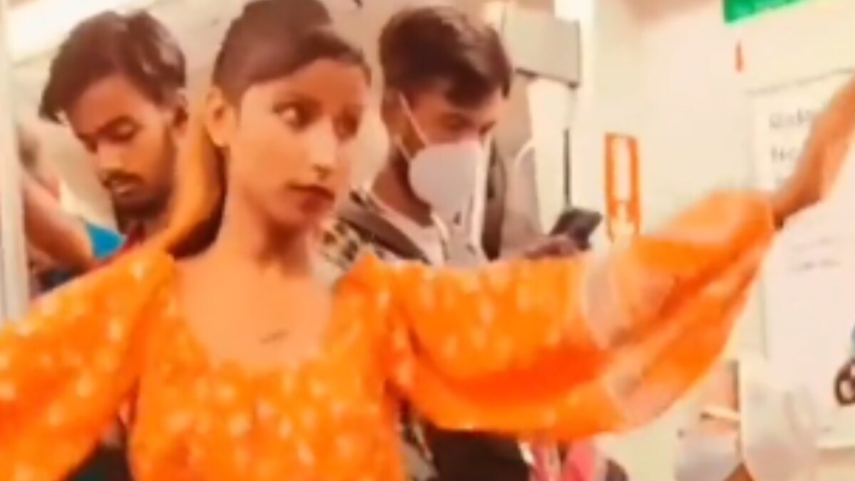 Girls Viral Dance Inside Delhi Metro Has Everyone Confused News18