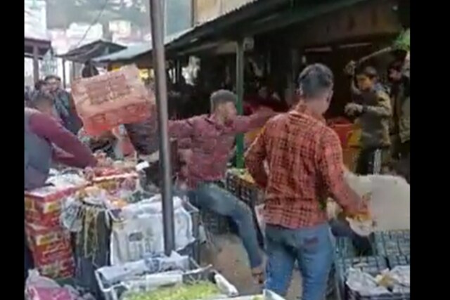 Video Of Brawl In Shimla Fruit Market Reminds Twitter Of 'Battle Of ...