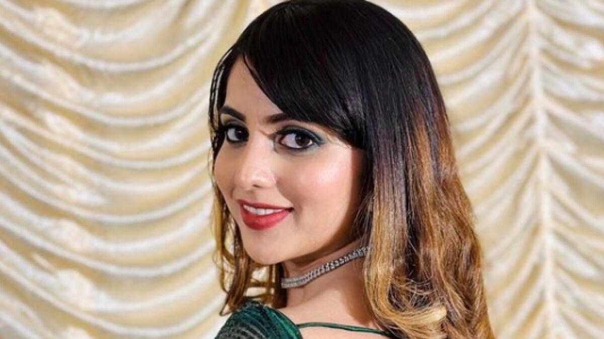 Niveditha Gowda Looks Stunning In This Gorgeous Green Sequin Saree - News18