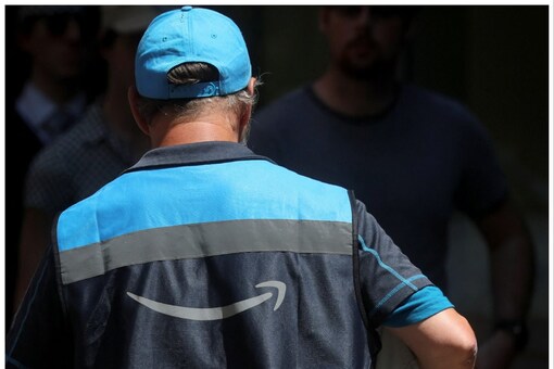 Amazon Driver Casually Walks into Police Standoff to Drop Off Package ...