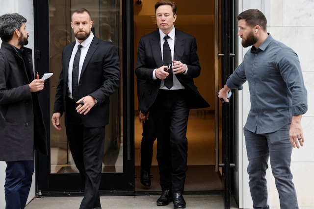 Elon Musk Works in Twitter HQ with 2 Bodyguards Who also Accompany Him ...