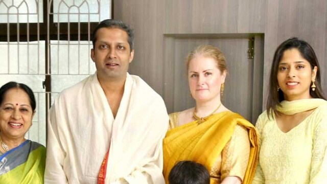 Actress Sathyapriya's Family Photo Viral; Have You Seen It Yet ...