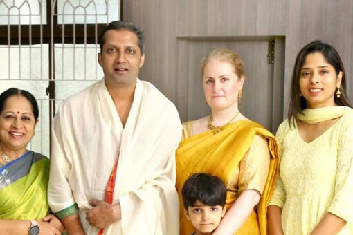 Actress Sathyapriya's Family Photo Viral; Have You Seen It Yet? - News18