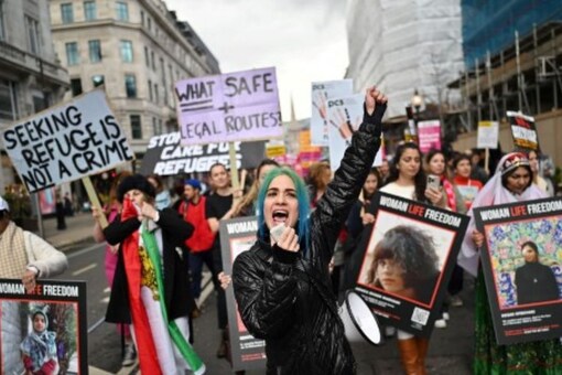 Anti-Racism Protesters March in London to Denounce Govt's New Migrant ...