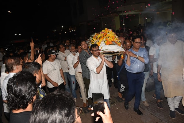Satish Kaushik Death, Funeral Highlights: Actor Laid to Rest; Anupam ...