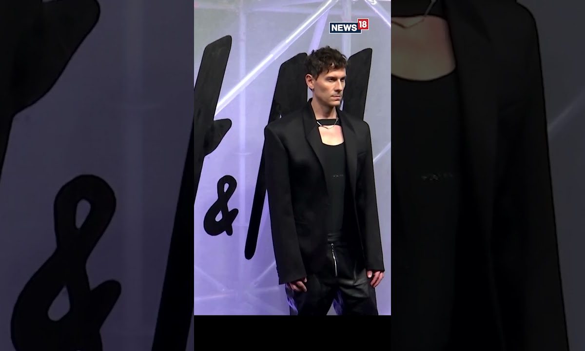 Dominique Jackson At H&M Fashion Show | H&M And Mugler Show In New York ...