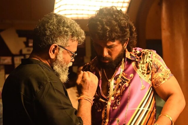 Allu Arjun Flaunts His Pushpa Look In BTS Pic From Sets, Director ...