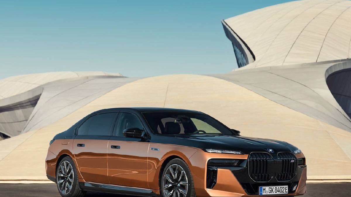 BMW i7 M70 xDrive Breaks Cover, Most Powerful All-Electric Bimmer Ever | Auto News - News18