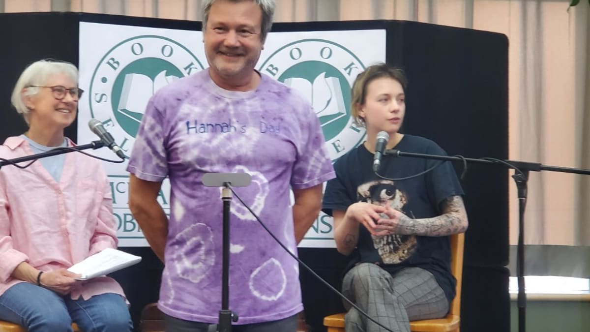 'Hannah's Dad': Father Shows Up At Daughter's Book Launch in Shirt She ...
