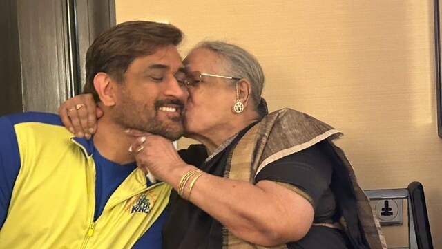 'My Pranams to You': Dhoni Meets Khushbu Sundar's Mother-in-law, Actor ...