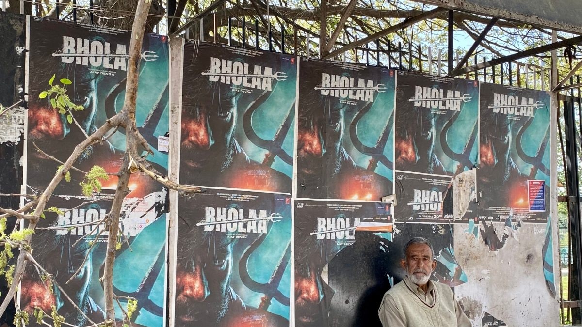 Bollywood Film Posters Fill Up Streets Of Kashmir After 30 Years, More ...