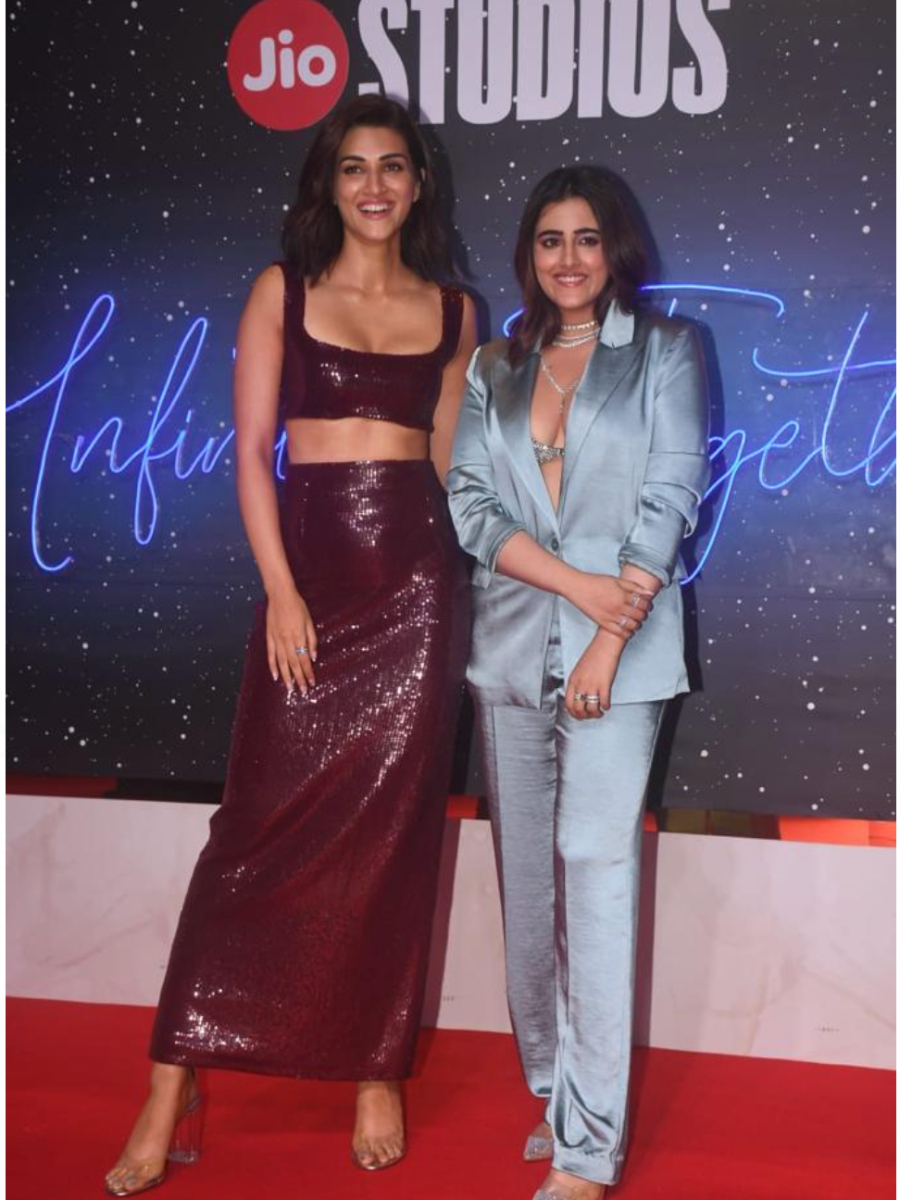 Kriti Looks Hot In Red Crop Top As She Poses With Sister Nupur