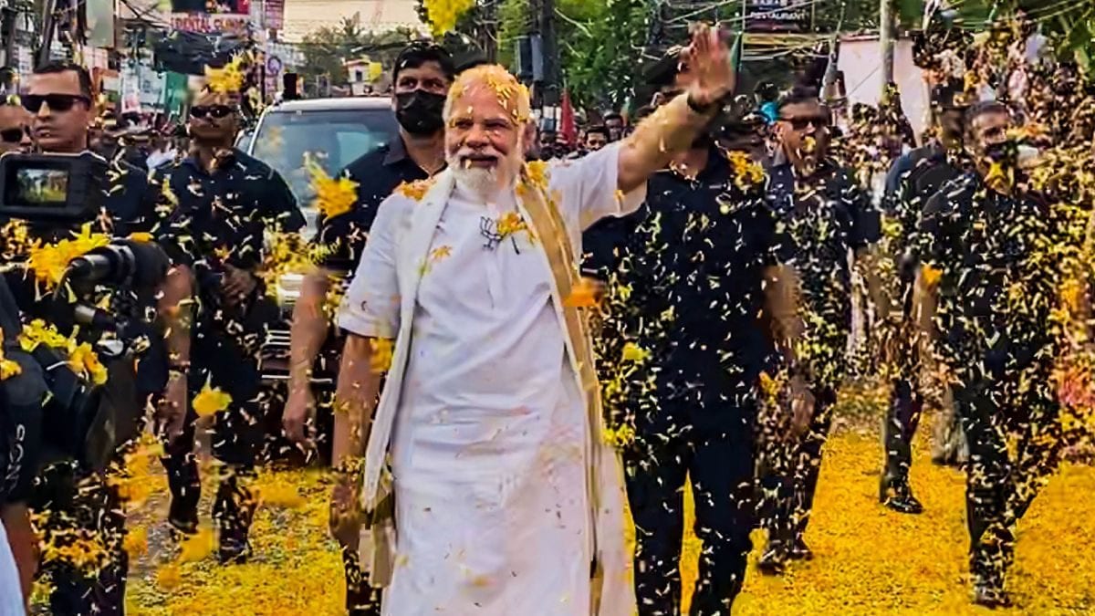 PM Modi Wears Traditional 'Mundu', Receives Grand Welcome With Flower ...