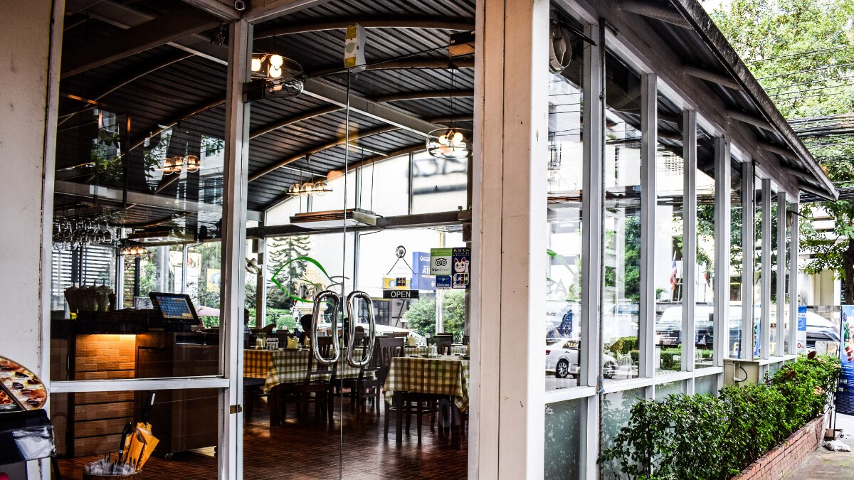 Heroic Restaurant Owner Saves Customers From Falling Glass Door | Viral ...