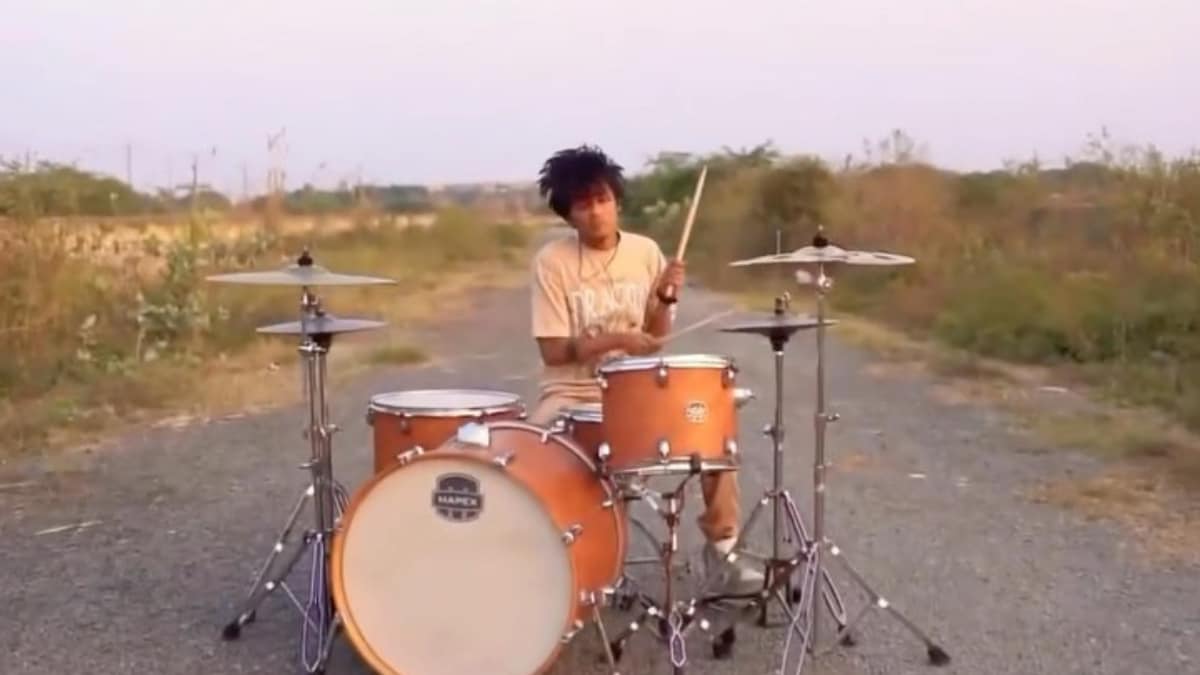 Artist Plays Maan Meri Jaan On Drums; It's 10 On 10 From Us | Viral ...