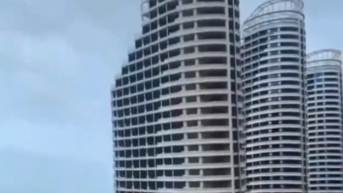 Dramatic Footage: People Run To Safety As Building Demolition Goes ...