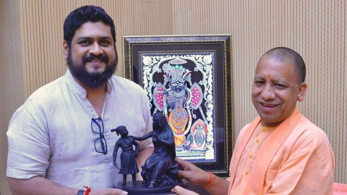 Adipurush Director Om Raut Meets Uttar Pradesh CM Yogi Adityanath; See ...