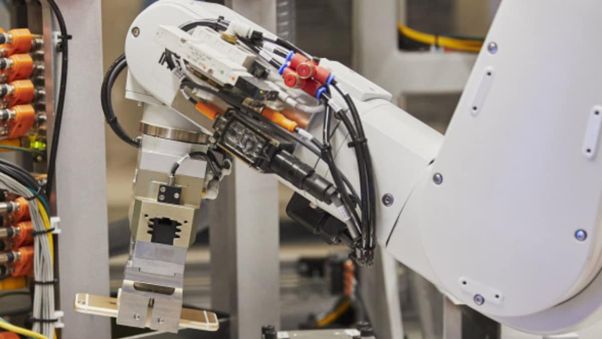 Daisy the Robot Can Recover And recycle the components of (Almost) Any ...