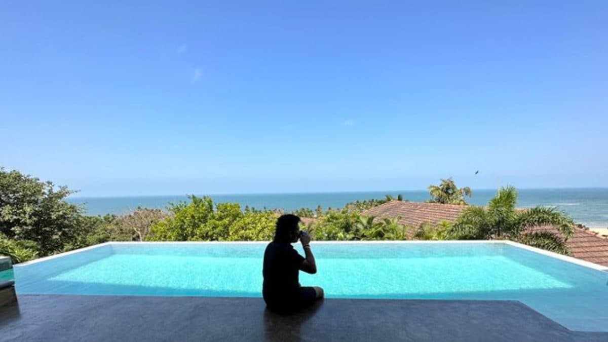 '50 Not Out': Sachin Tendulkar Enjoys 'Tea Time' at a Poolside on 50th ...