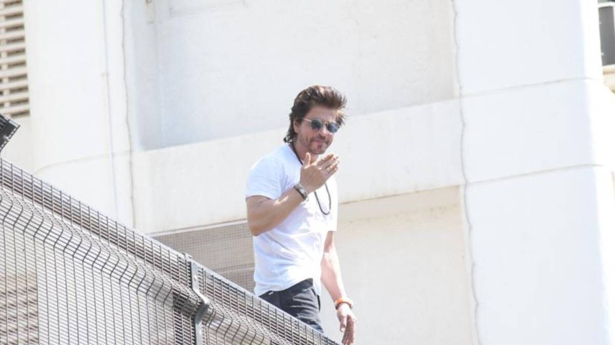 Shah Rukh Khan Greets Fans Outside Mannat On Eid 2023, Check Out The ...