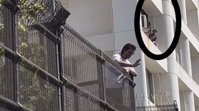 This Man Had the Best View of Shah Rukh Khan Greeting Fans From Mannat ...