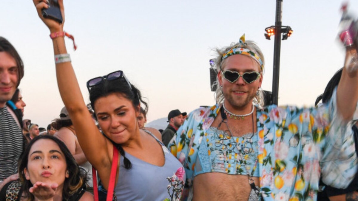 Still Styling Your Hair? Time to get With the Bedhead Hair Trend | Buzz ...