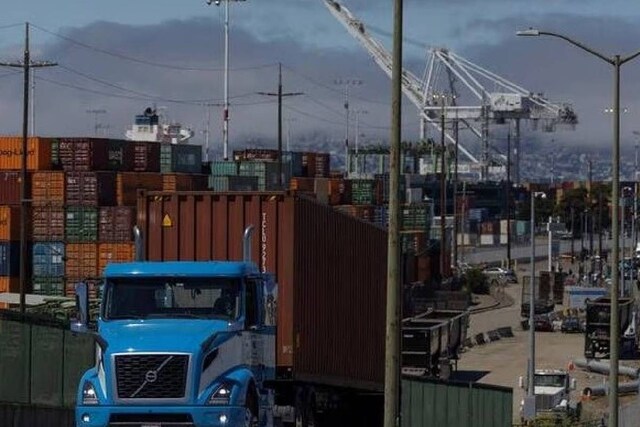 Maharashtra: Driver of Truck Carrying Illegally-mined Sand Tries to Hit ...