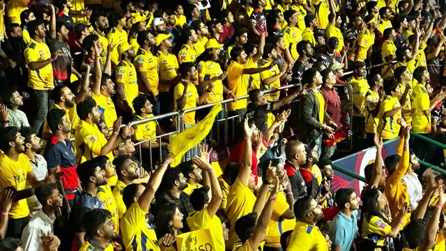 Dhoni Fans Trolling RCB With CSK Chants at Chinnaswamy Stadium is Peak ...