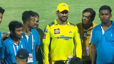 MS Dhoni Clicking Photo With Ground Staff at Eden Gardens Shows Why He ...