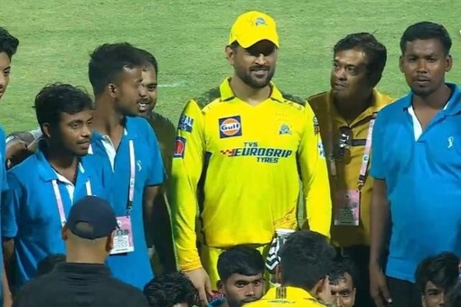 MS Dhoni Clicking Photo With Ground Staff at Eden Gardens Shows Why He ...