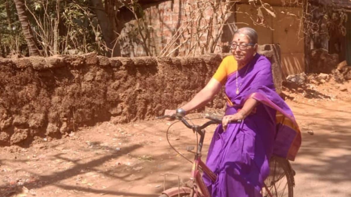 74-year-old Karnataka Woman Defies Age by Riding Bicycle in a Saree ...